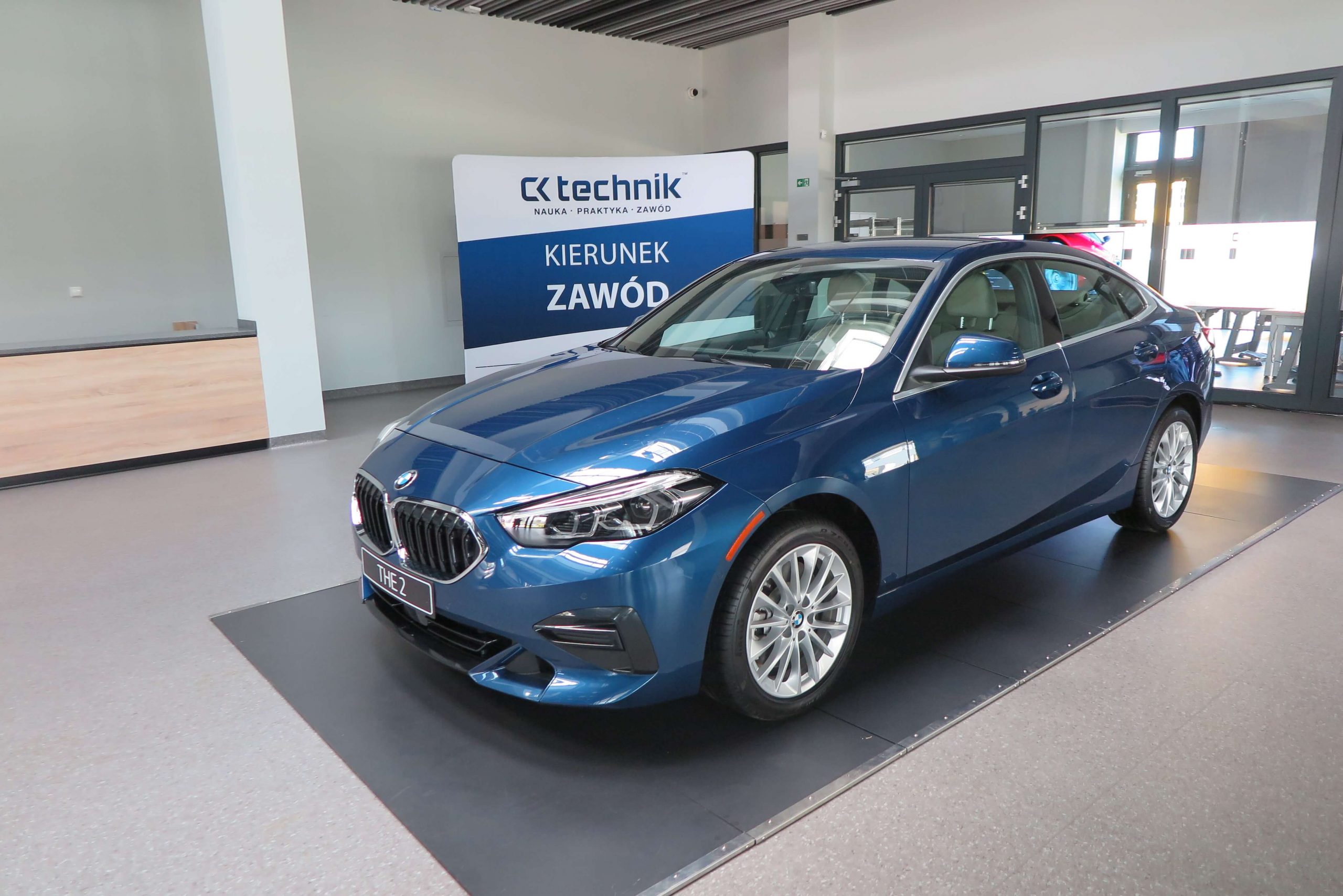 Samochody dla szkół od BMW Group Polska. Wsparcie Edukacji.